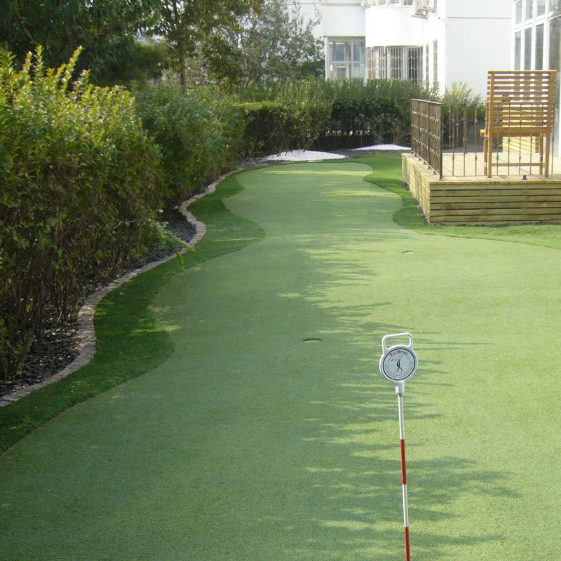 What is a good size for a backyard putting green