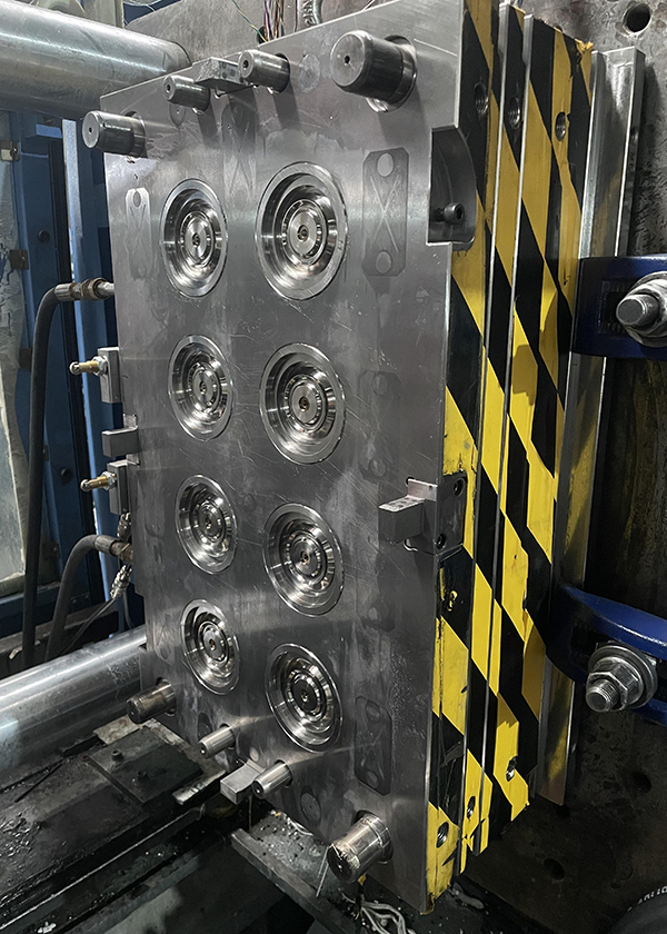 Automatic Degating Injection Molding | Epoko