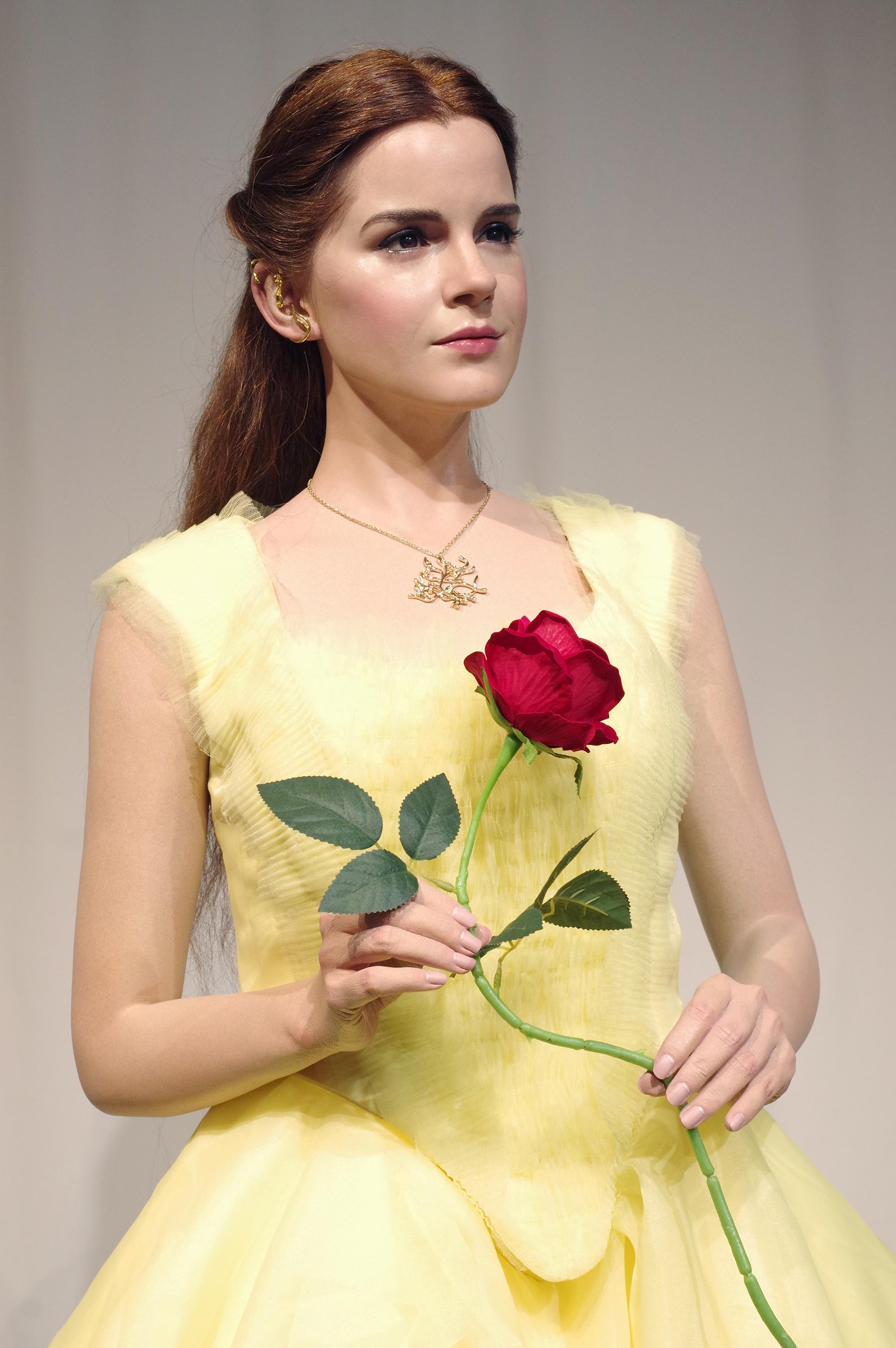 The Most Realistic Mannequin Statues of Emma Watson in Beauty and the ...