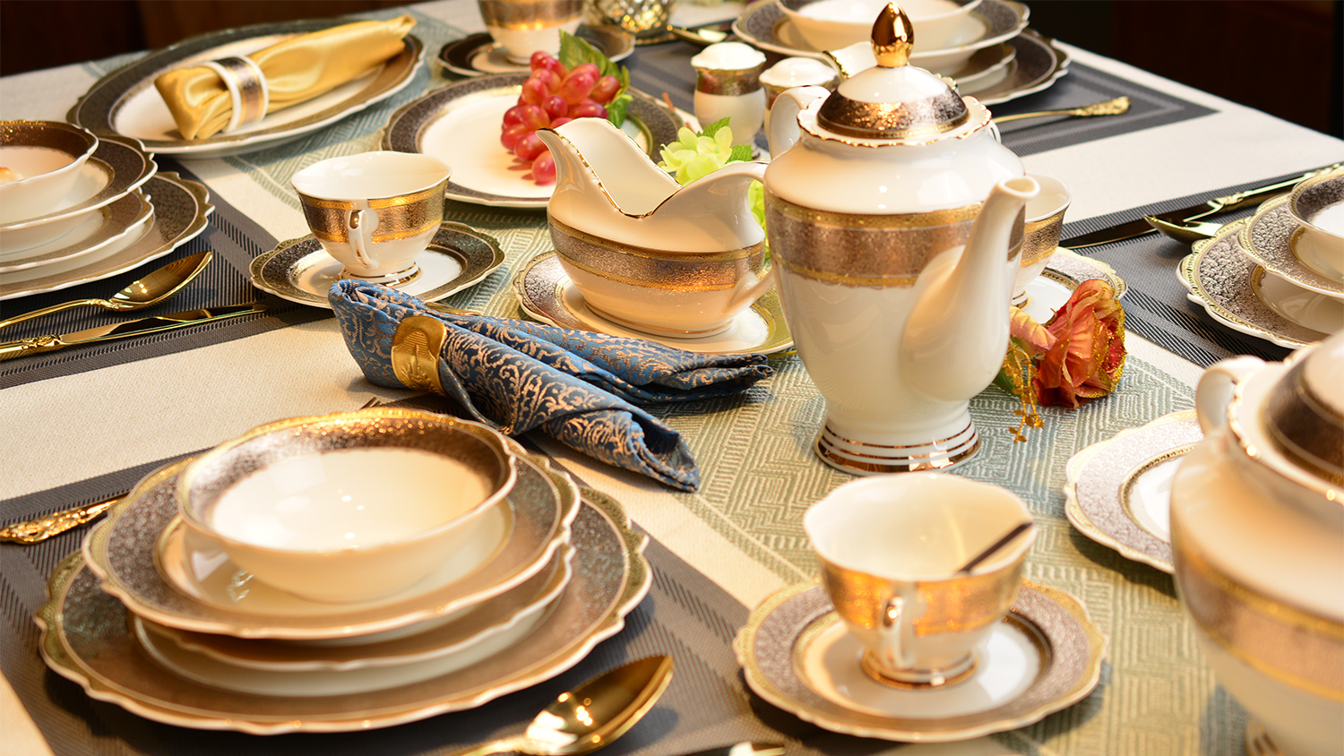 best luxury 24K embossed ceramic dinnerware production | KAROSA
