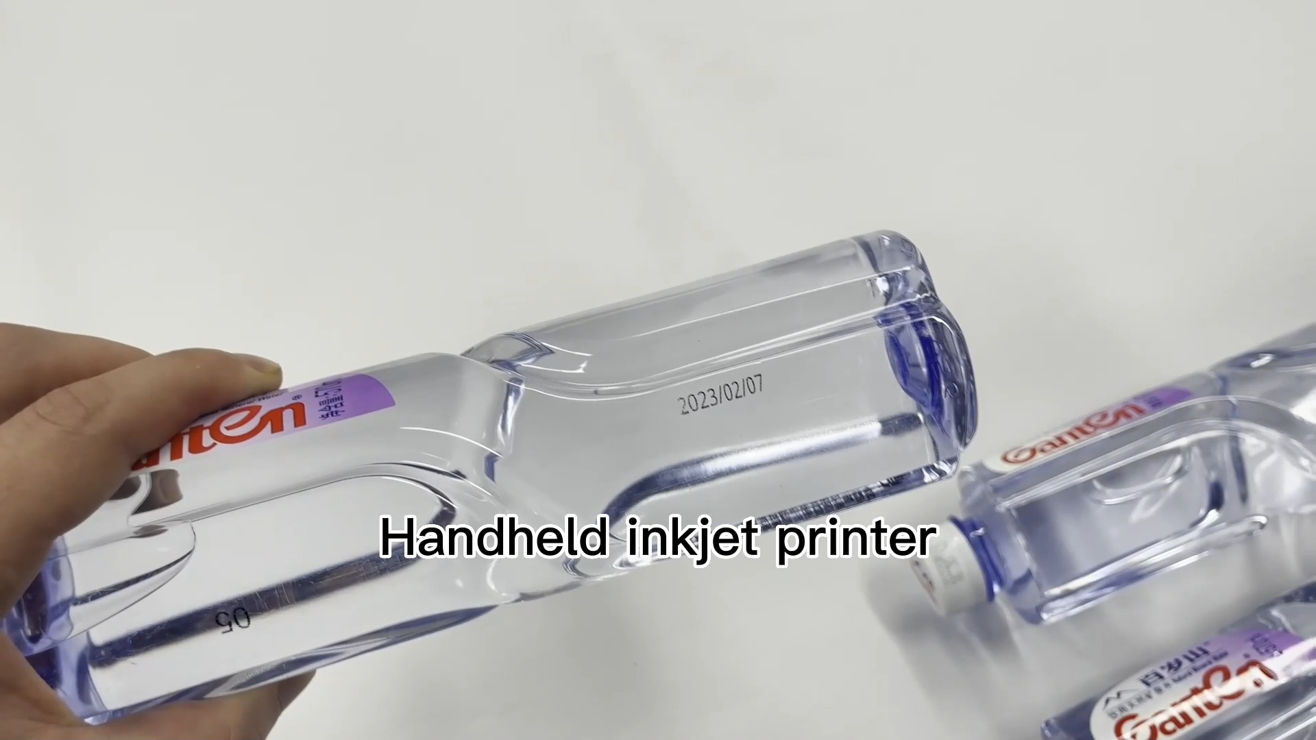 Handheld inkjet printer prints QR codes, production dates, etc. on ...